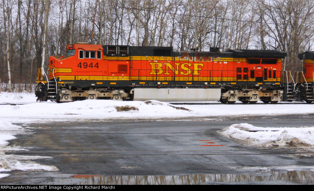BNSF 4944